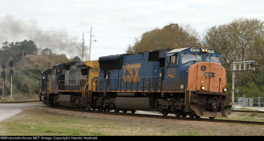 CSX 5755 leads train Q616-24 towards the yard