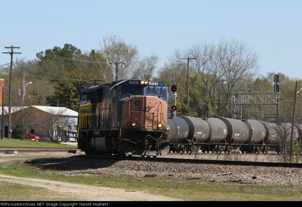 CSX 4751 leads train Q438 eastbound