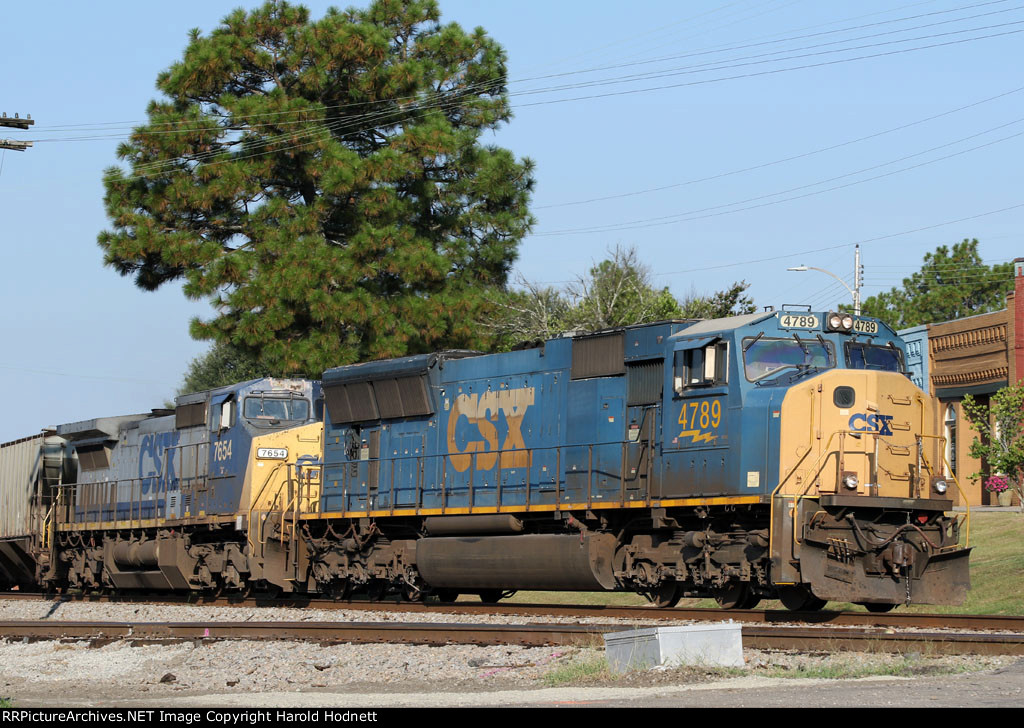 CSX 4789 leads train V656-24 across Hamlet Avenue