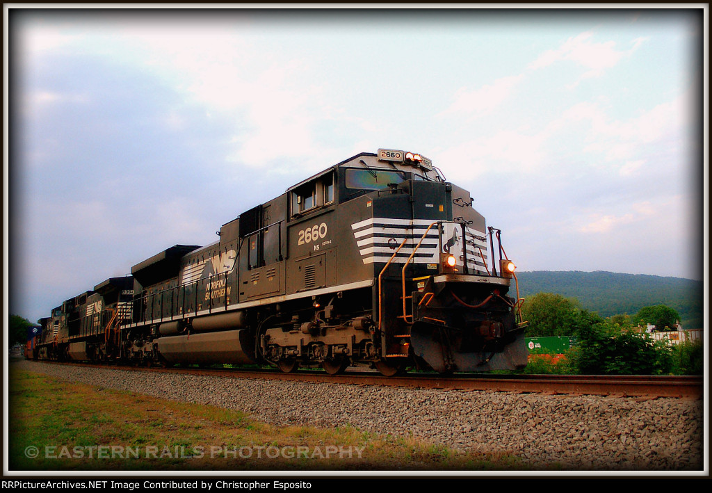 NS SD70M-2 2660 leads 22W