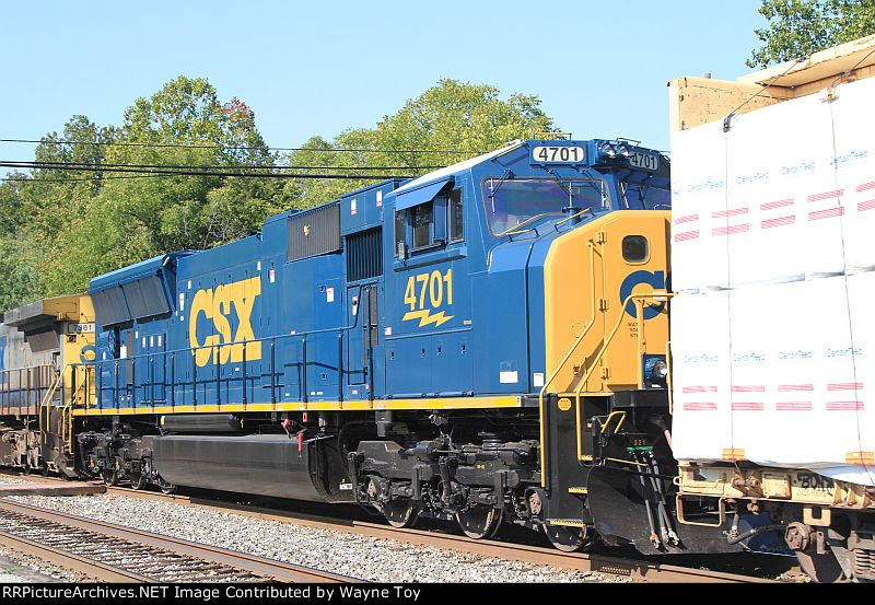 CSXT 4701 freshly re-painted