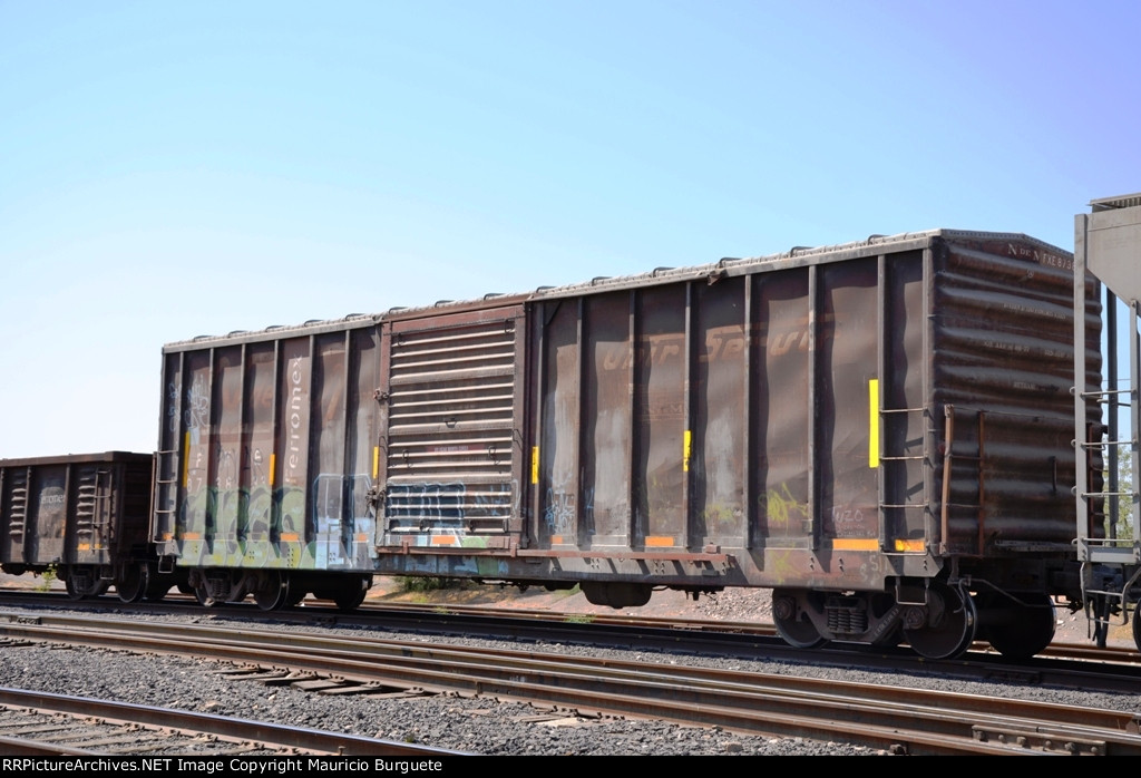 FXE Box car ex NdeM with graffiti