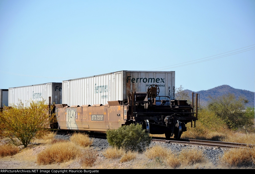 DTTX Stack car "B" with Ferromex container