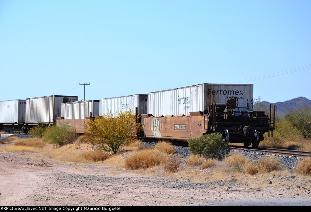 DTTX Stack car with Ferromex containers