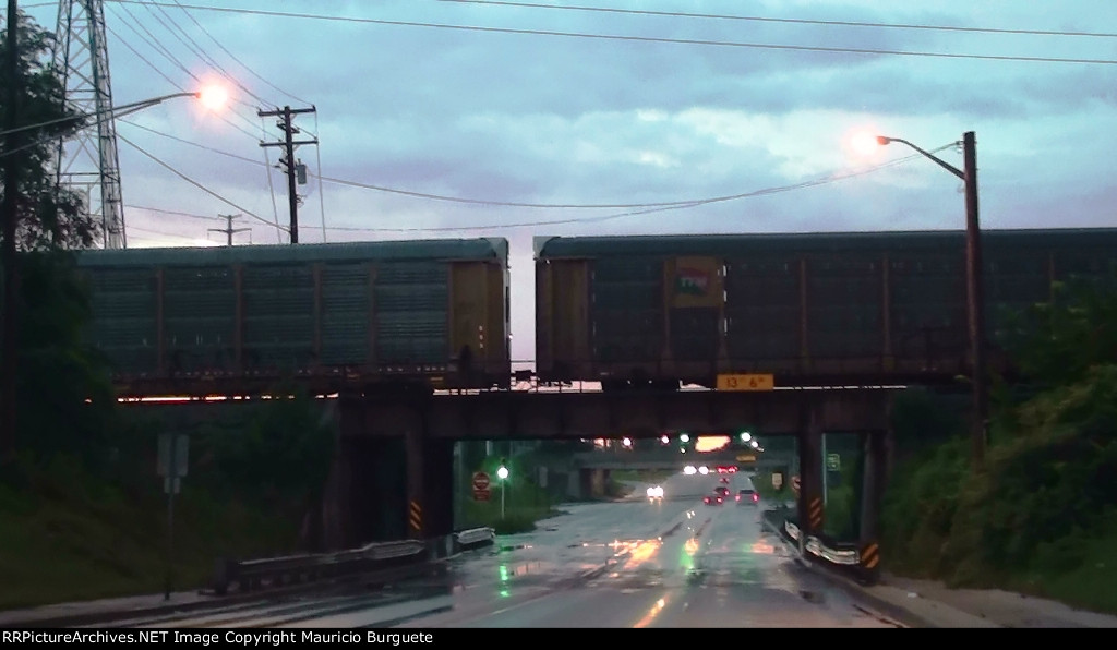 TFM Autorack over Oakwood Blvd bridge