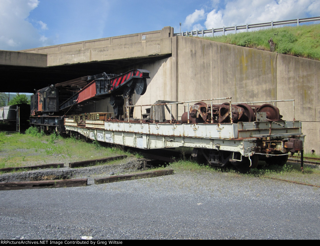 RDG 90805 (flat car) and RDG 90901 (crane)