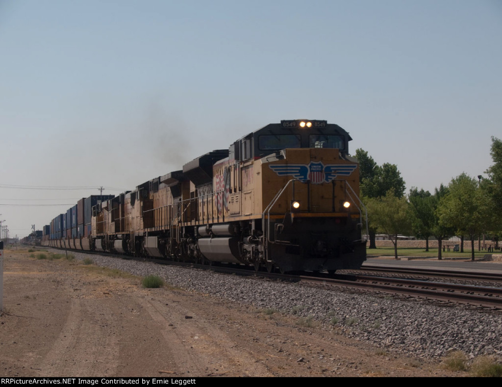 UP 8549 leads a WB doublestack at 10:36am