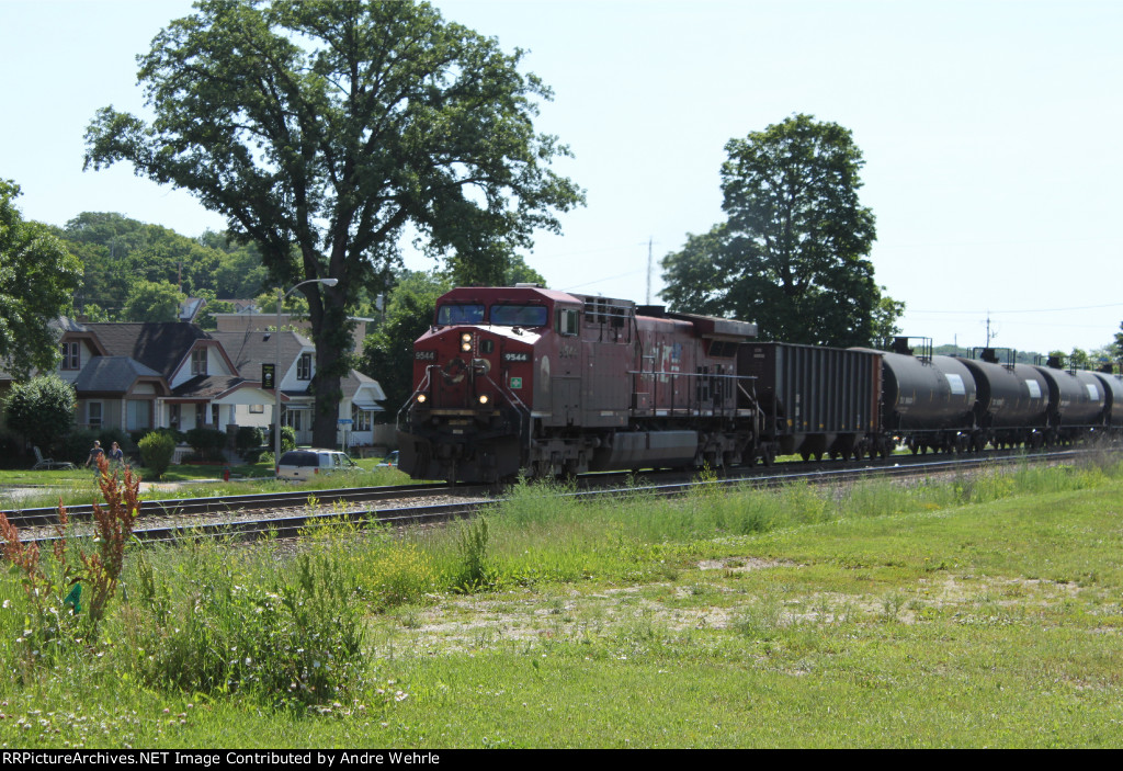 CP 9544 singlehandedly hauls a WB ethanol through Hart Park
