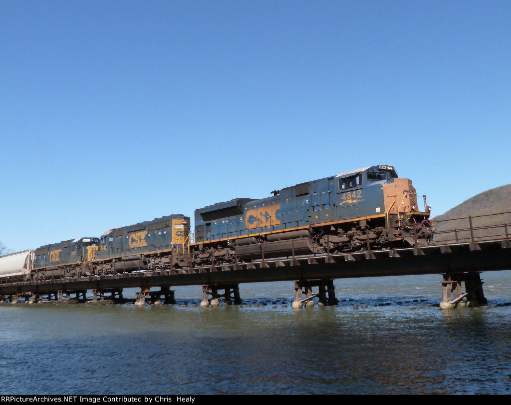 CSX SD70ACe 4842 leads Q409 in Fort Montgomery!