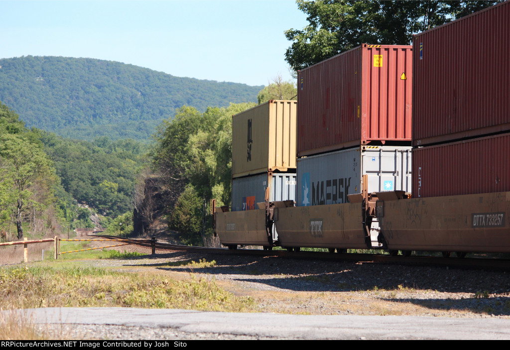 CSX Q008's End Sideview