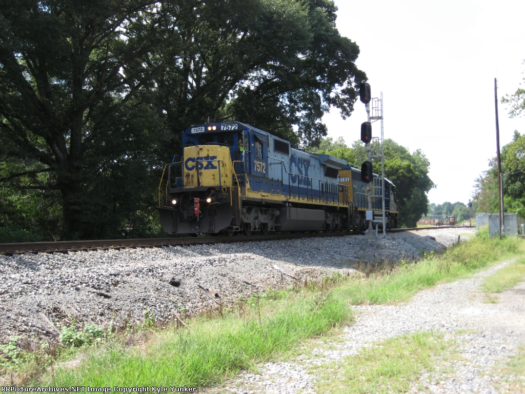 Local backing onto L580 to pull 98 cars into North Yard