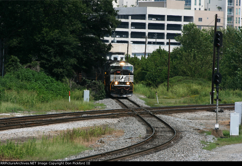 NS 2592 (SD70MAC) Comes sneaking around the bend about to bust the diamond