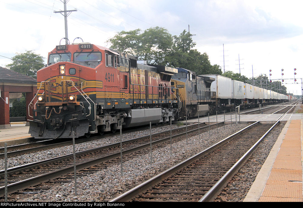 Eastbound intermodal rumbles east with BNSF/CSX power