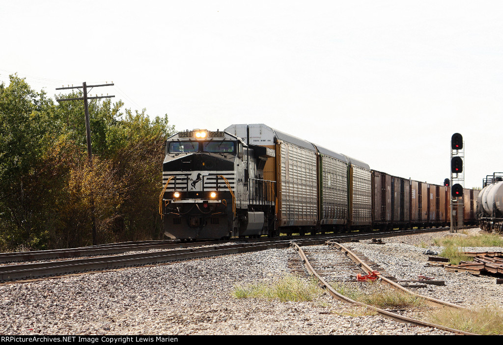 NS 9968, eastbound NS train 122