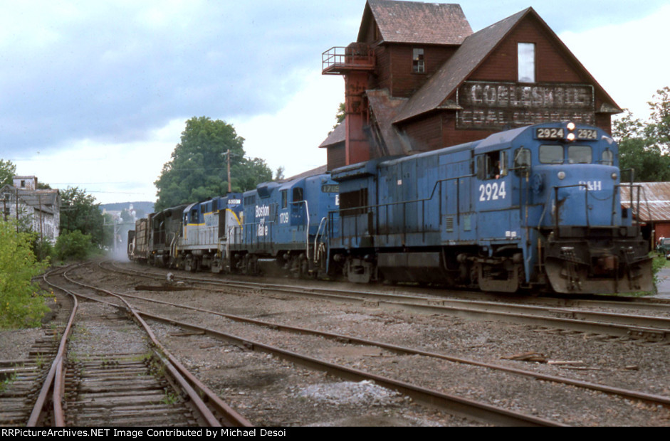 D&H U-33B #2924 leads a northbound past the classic Cobleskill Coal Company