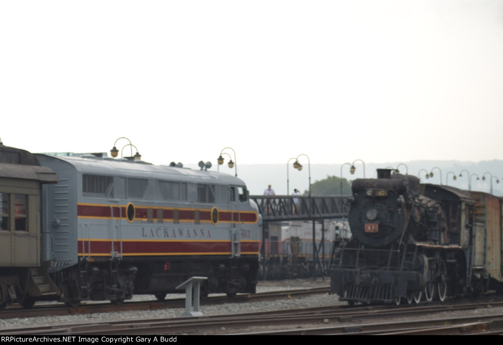 DLW F3A 663 PASSING IN THE YARD