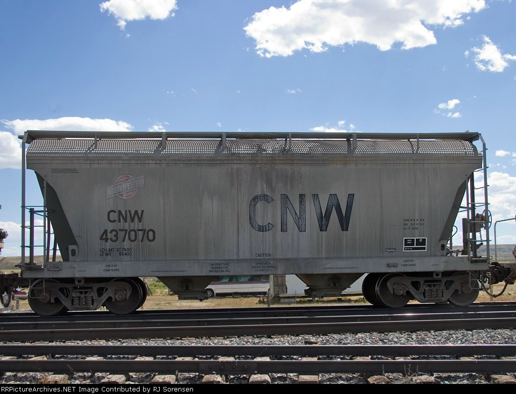 CNW 437070