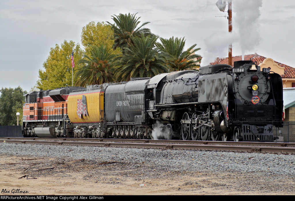 UP 844 East Shoving back