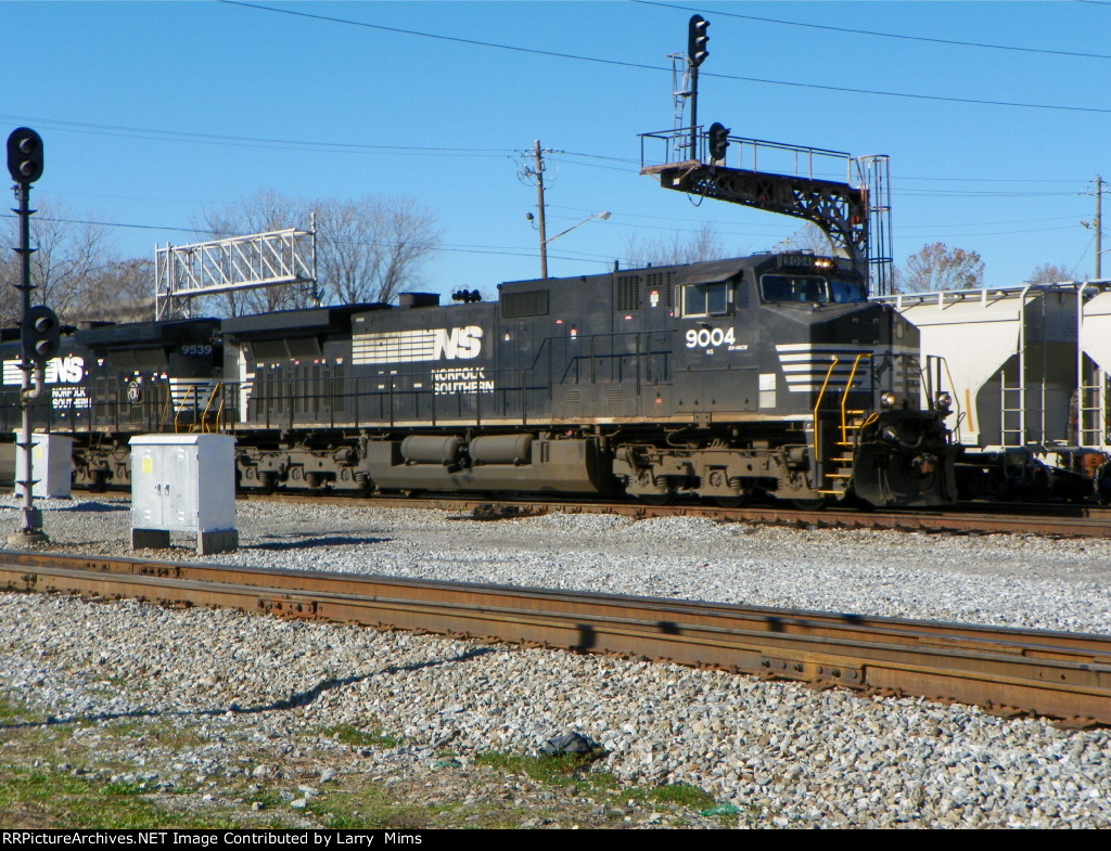 NS 9004 & NS 9539 with train 334 crosses 32nd St