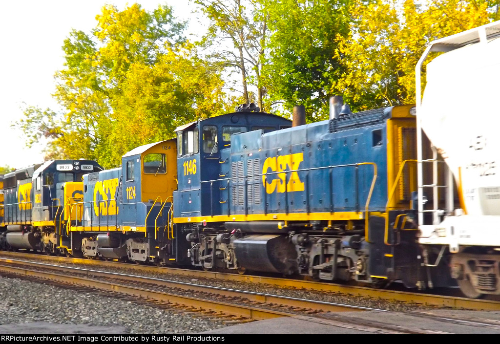 CSX Q627 races west