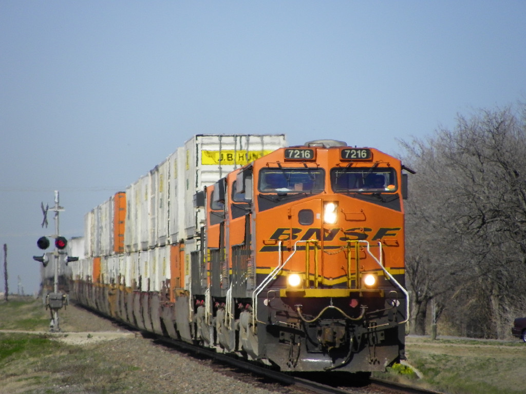 BNSF ES44DC 7216
