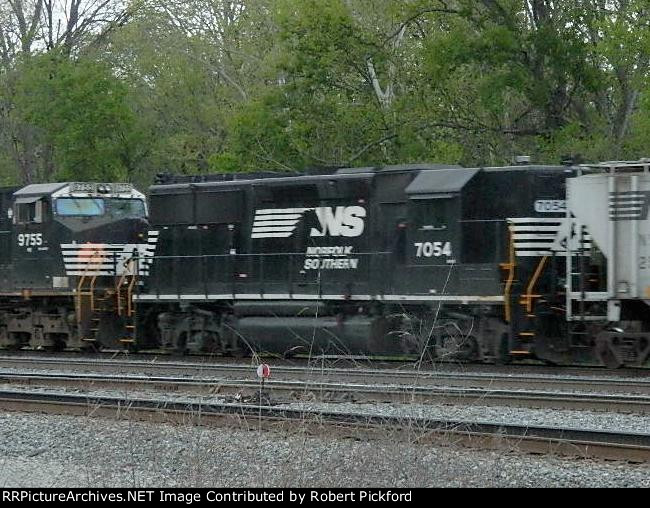 NS 7054 (GP50) HIGH HOOD