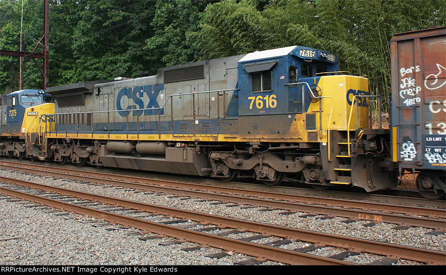 CSX C40-8 #7616 on Q410-17