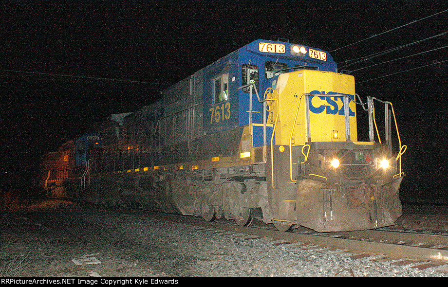 CSX C40-8 #7613 on Q417-01