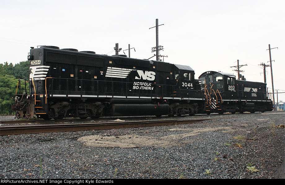 NS GP40-2 #3044 and NS SW1001 #2103