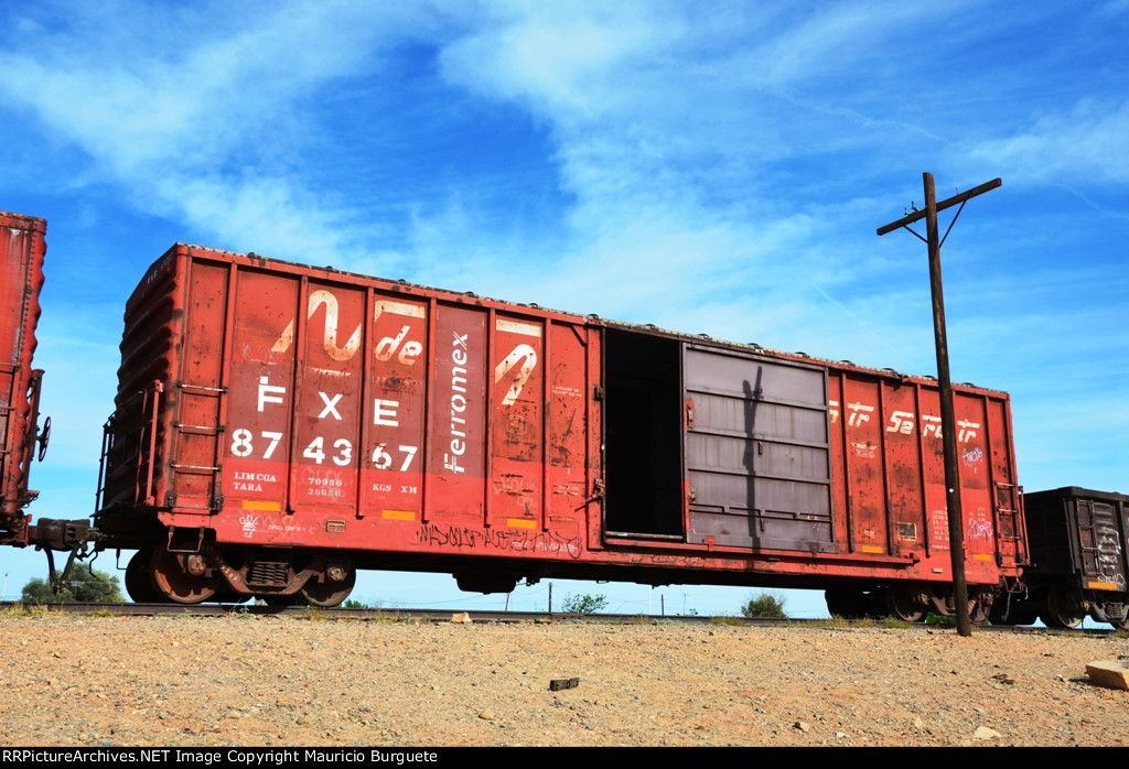 FXE Box car ex NdeM with graffiti