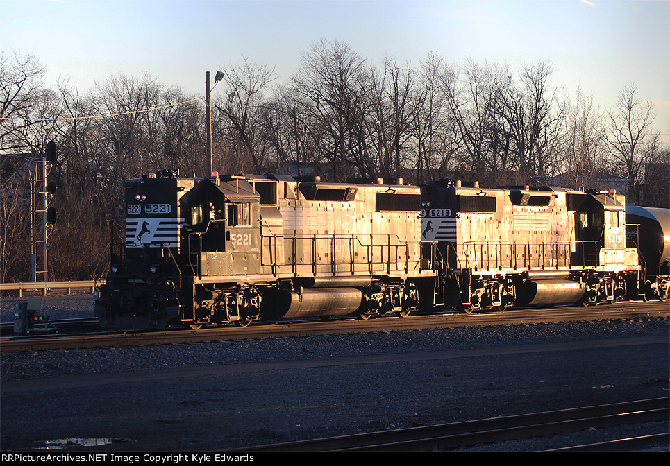 NS GP38-2 #5221