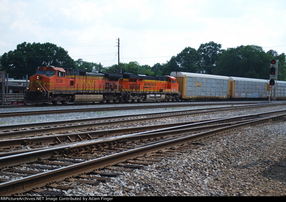 BNSF 5236 on NS 270