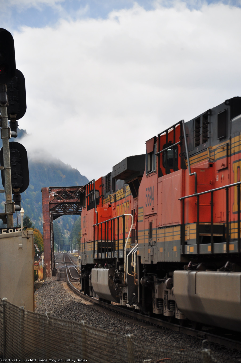 BNSF Eastbound grain train, east of Stevenson WA