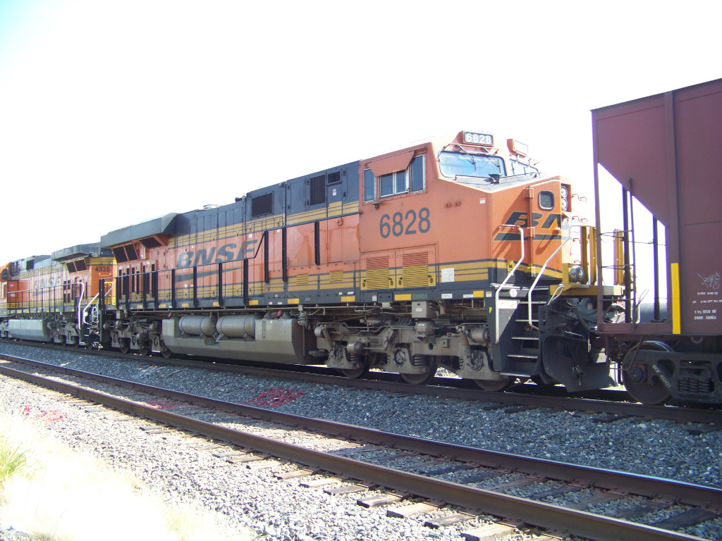 BNSF ES44C4 6828