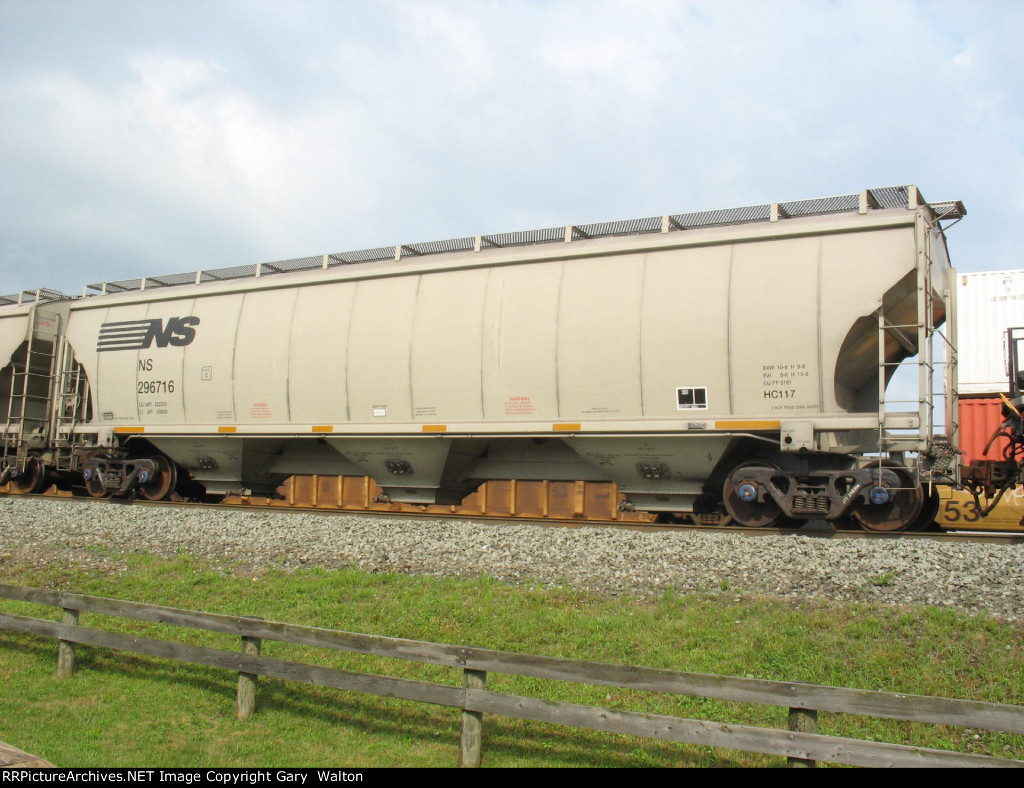 NS 296716 3-Bay Covered Hopper