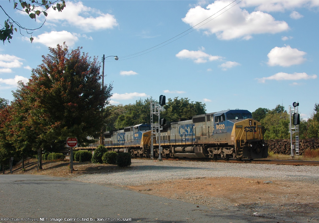 CSXT 9020 leads CSX-Q614