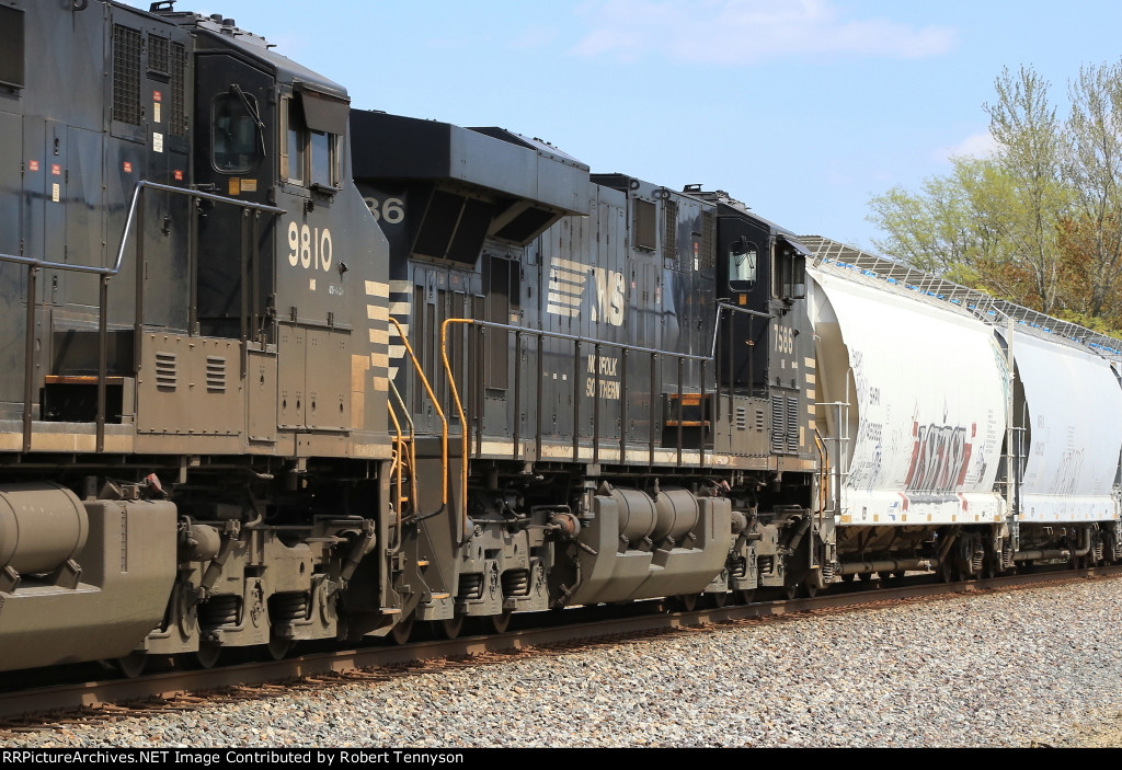 NS 7586 on 224 Westbound