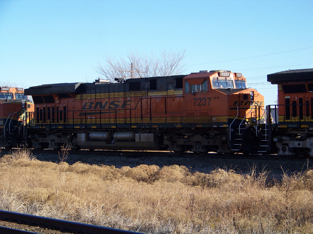 BNSF ES44DC 7237