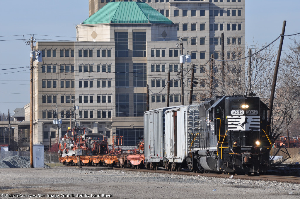 NS 5042 On NS 936 Eastbound