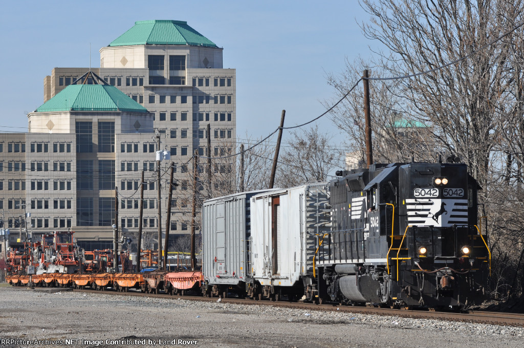 NS 5042 On NS 936 Eastbound