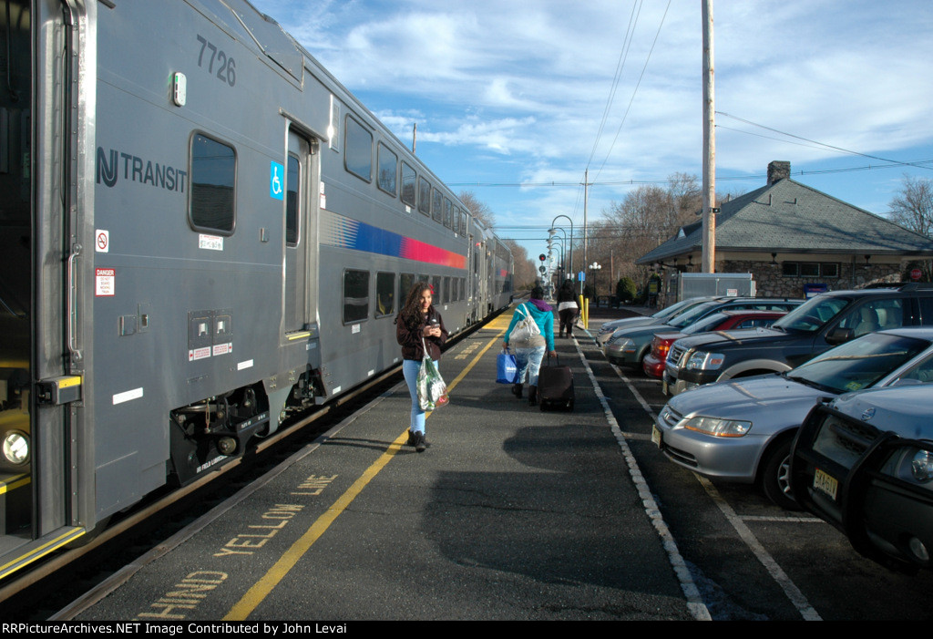 NJT Train # 5725 at White House Station-looking east