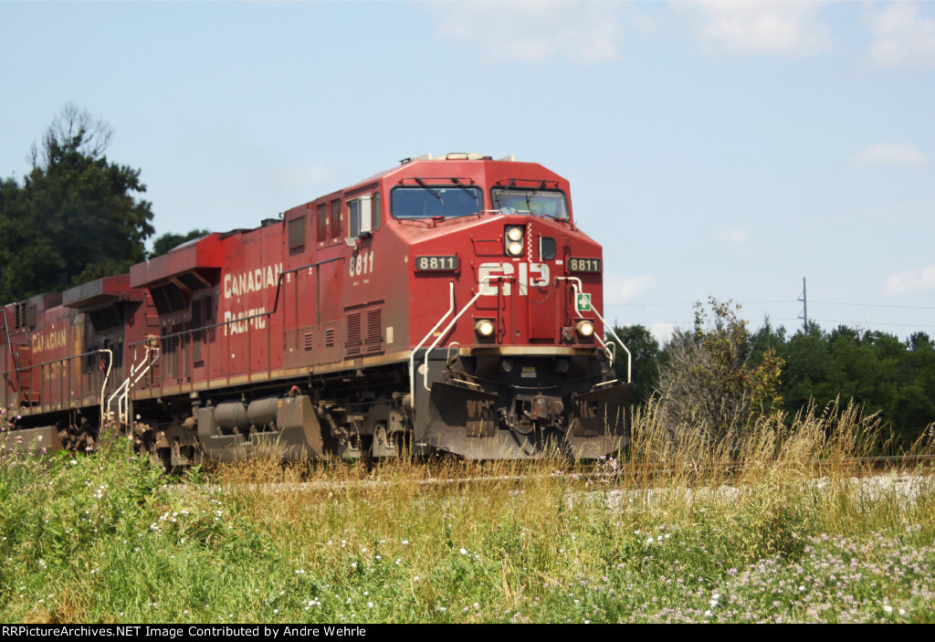 CP 8811 fronts the 3 GEs-and-an-EMD lashup powering eastbound 280