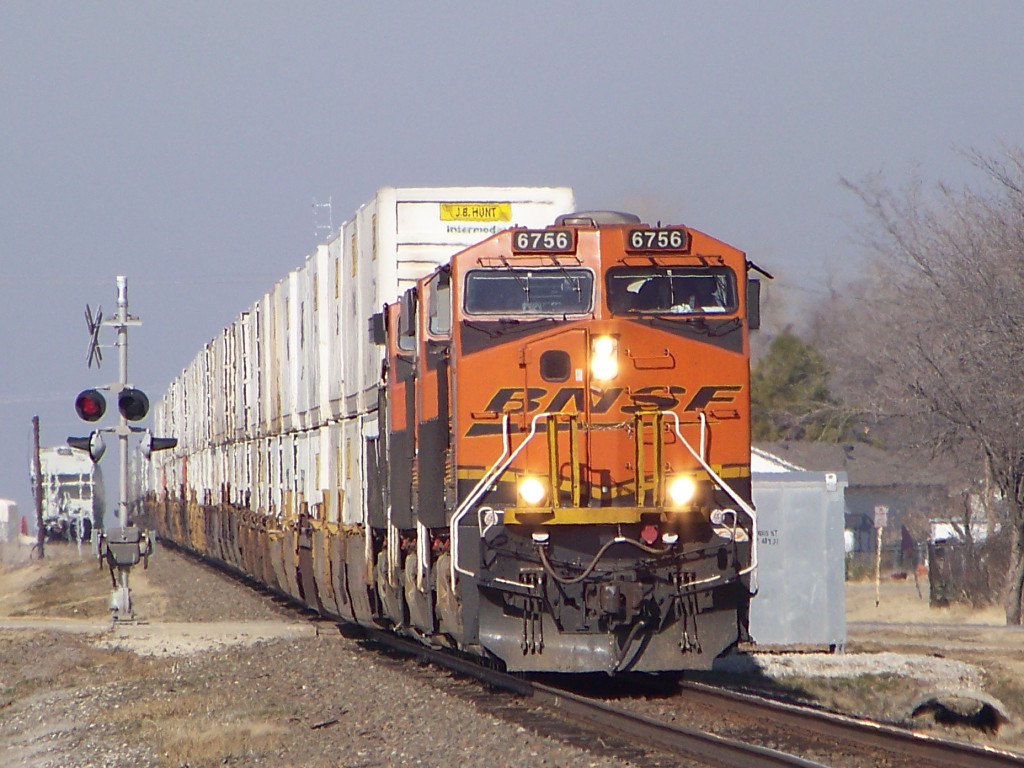 BNSF ES44C4 6756