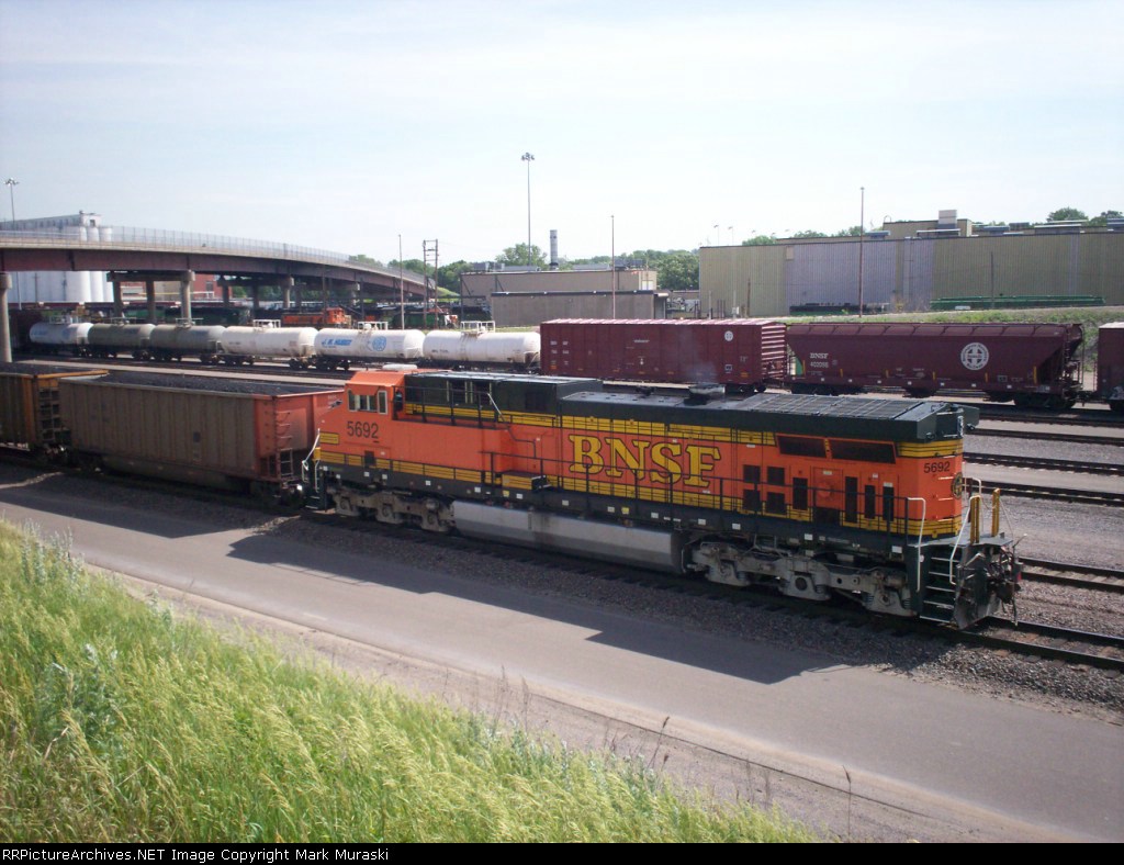 BNSF 5692