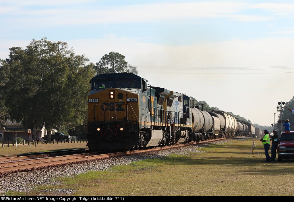 CSX 7695 leads Q652-08