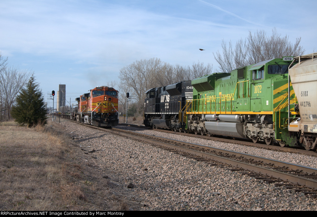 NS 1072, 1049 BNSF 5308