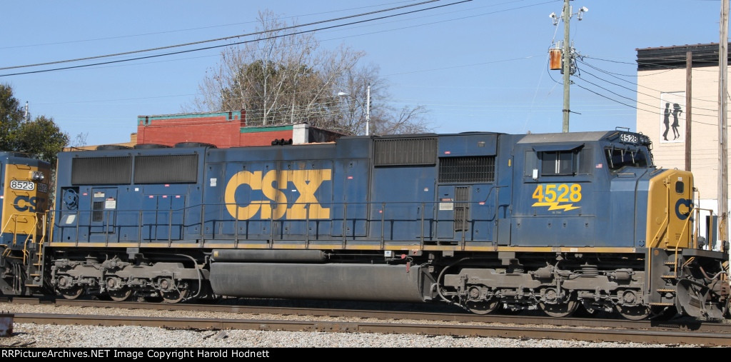 CSX 4528 heads south on train Q463