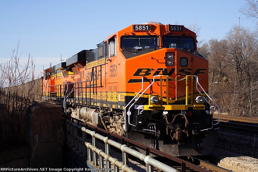 BNSF 5851 ES44AC