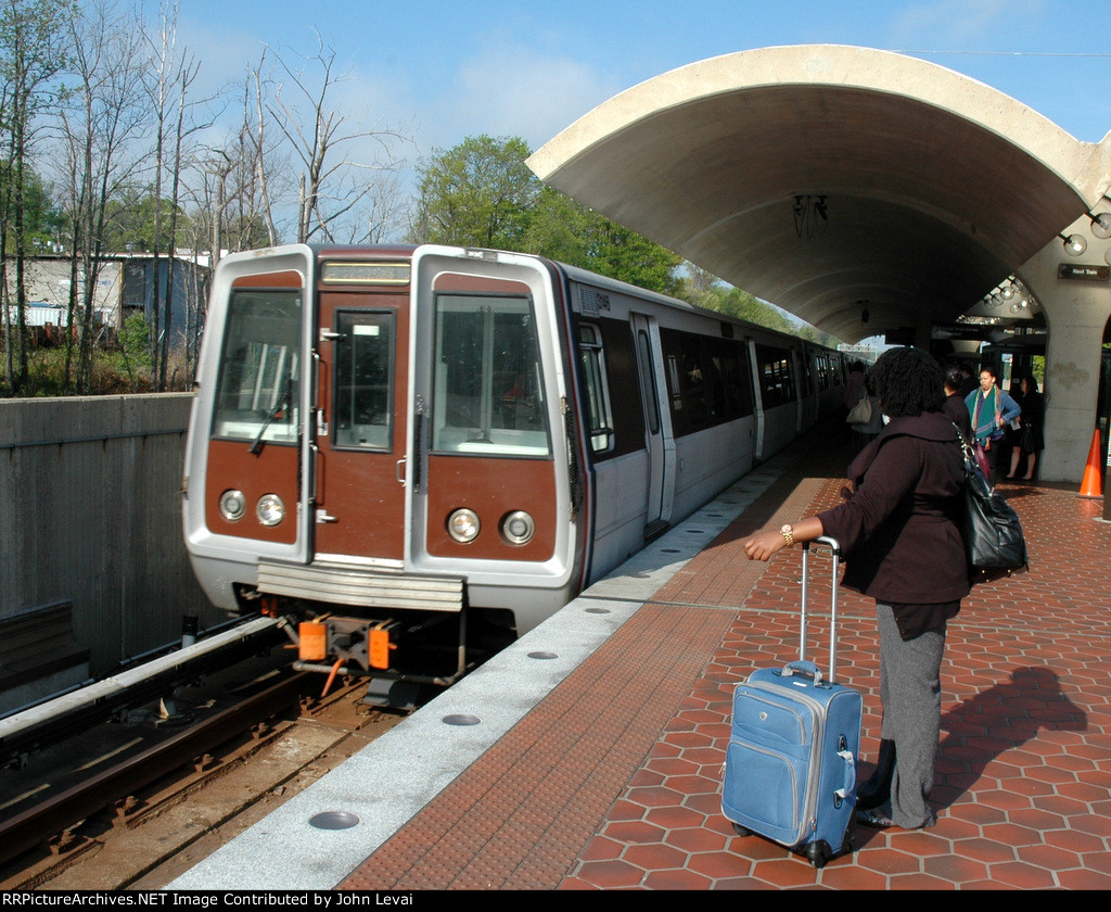 Eastbound Metro Train at Van Dorn Street