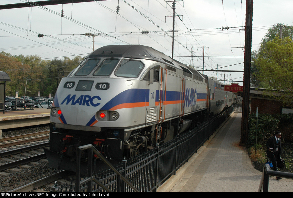 An MP36 brings up the rear of Train # 641